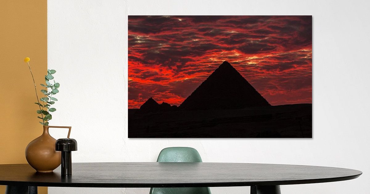 De dramatische zonsondergang achter een van de 3 grote Pyramides in Cairo - Egypte van Michiel ...